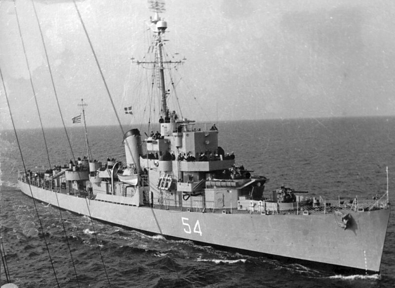 Un barco invisible camuflado de león – En visita de cortesía