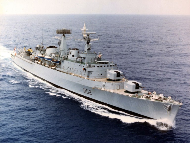 HMS Devonshire y la plataforma Rock N Roll – En visita de cortesía