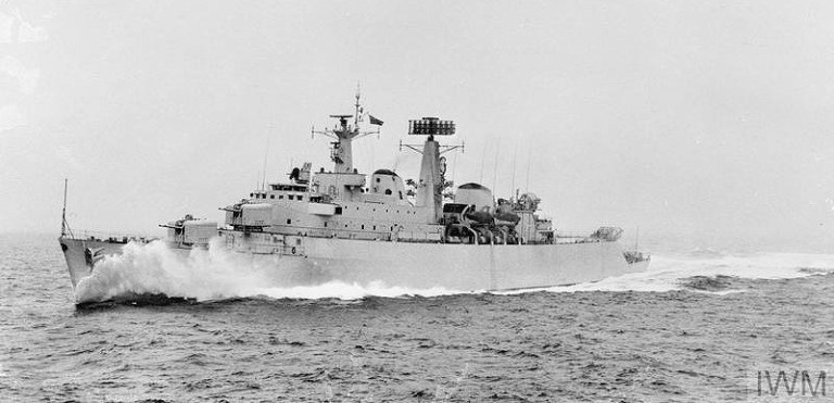 HMS Devonshire y la plataforma Rock N Roll – En visita de cortesía