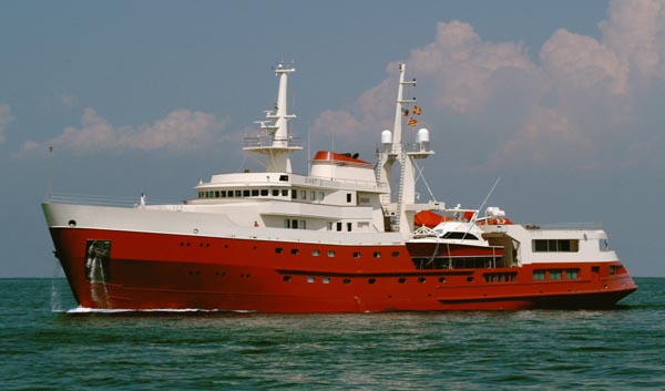 Un yate de leyenda – En visita de cortesía