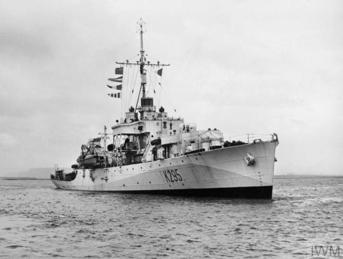 El buque escuela Rachid y el combativo HMS Spey | En Visita de Cortesía