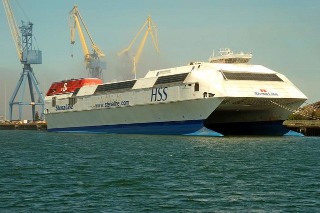 Larga vida al catamarán Catalonia – En visita de cortesía