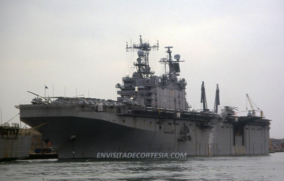 El polivalente USS Nassau – En visita de cortesía