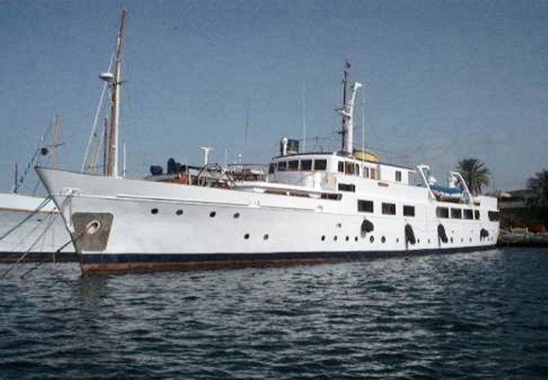 Un yate con corazón de guerrero – En visita de cortesía