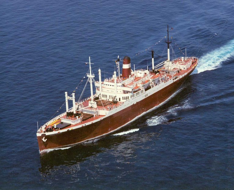 Un transporte de ataque, un transatlántico y un buque escuela – En ...