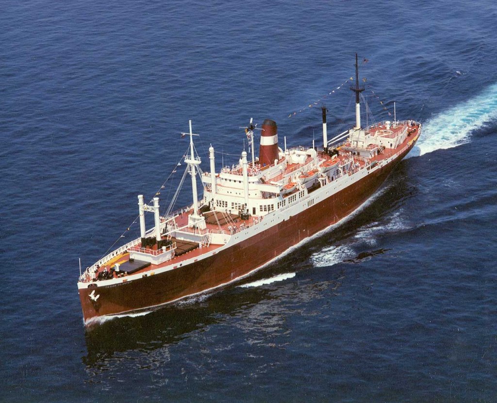 Un transporte de ataque, un transatlántico y un buque escuela – En ...